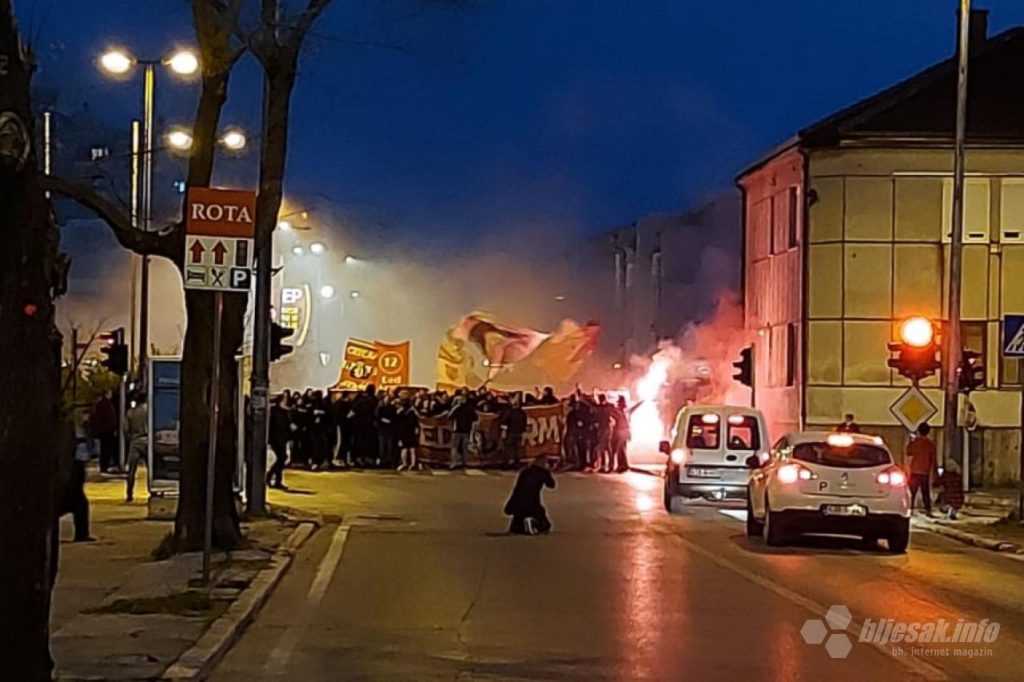 Red Army bakljadom, pjesmom i transparentima zapalili mostarske ulice ...